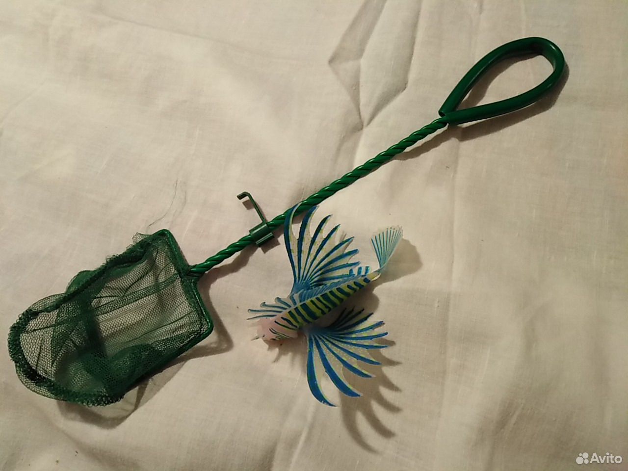 Сачок и рыбка аквариумные, черепашки